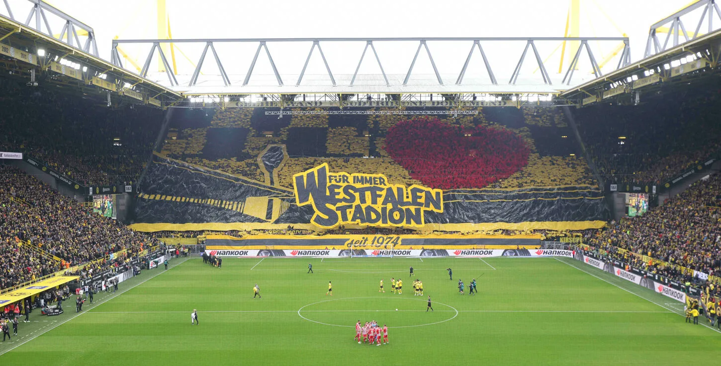 Le tifo des ultras du BvB qui ne passe pas chez le sponsor du stade ...