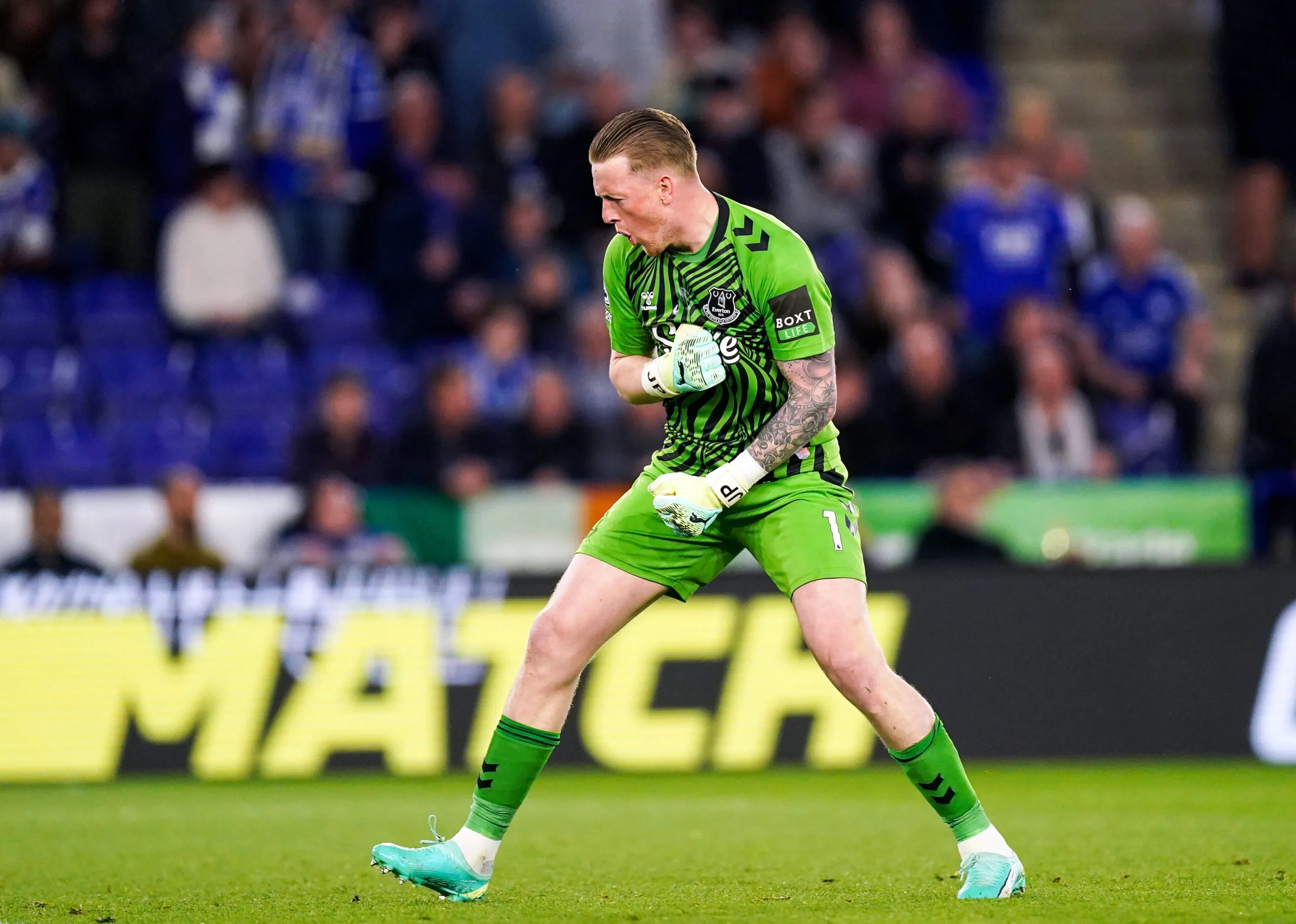 Quand Jordan Pickford arrête un penalty grâce à une bouteille antisèche ...