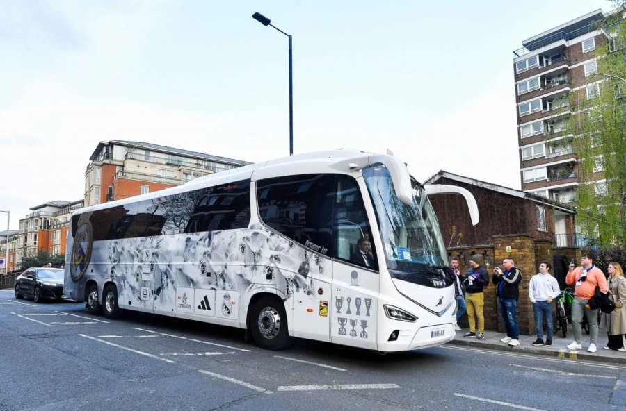 Un supporter percute le bus du Real Madrid en le filmant avec son ...