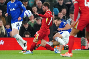 Le tacle assassin de Tarkowski sur Mac Allister - Premier League - J30 ...