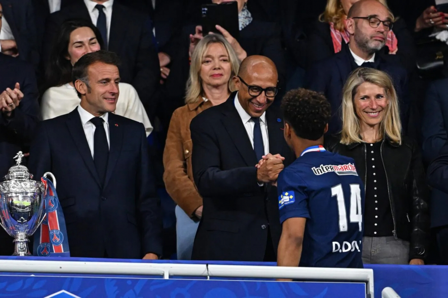 Emmanuel Macron reçoit les joueurs du Paris Saint-Germain... et parle ...