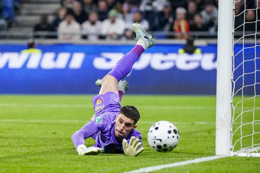 OL-Lens : Robin Risser soulagé d’avoir pu se rattraper sur les tirs au ...