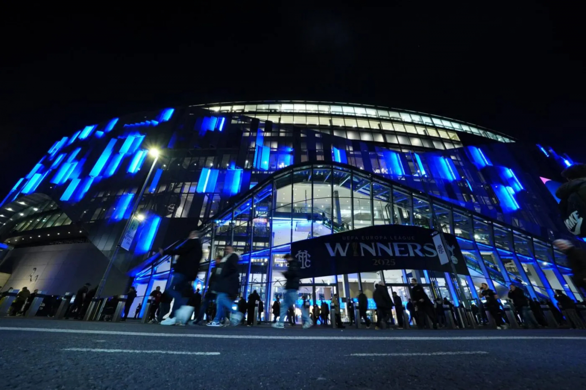 Désabusés, des supporters de Tottenham quittent le stade à la mi-temps ...