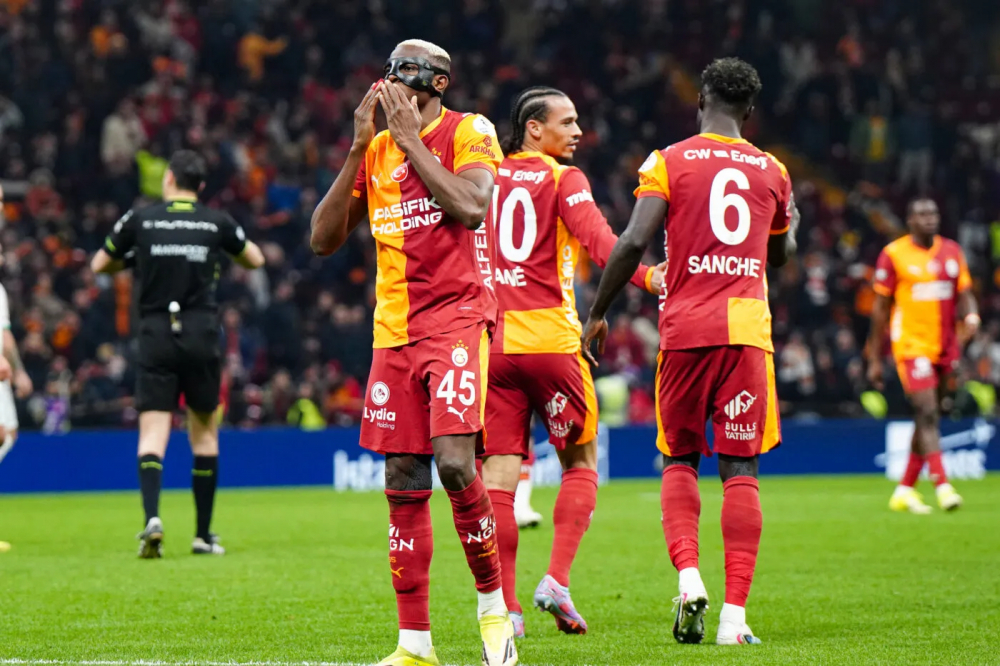 Victor Osimhen lâche quelques larmes devant le tifo de Galatasaray en ...