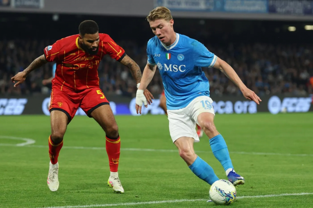 Naples renverse Lecce et conforte sa place sur le podium - Serie A ...