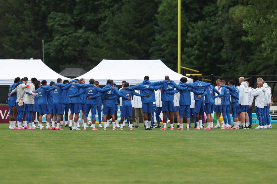 Les Bleus ont observé une minute de silence en hommage à la mère de ...
