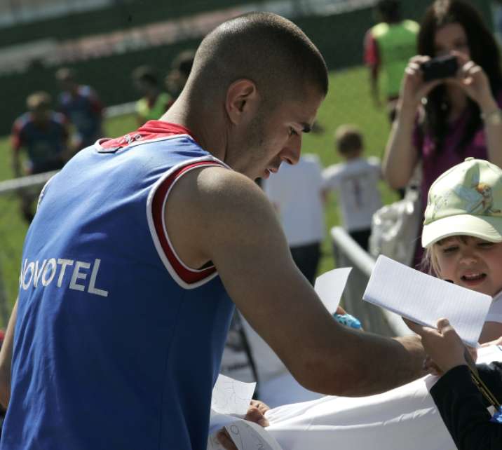 Benzema avec le maillot de MU - - 30 Juin 2009 - SO FOOT.com
